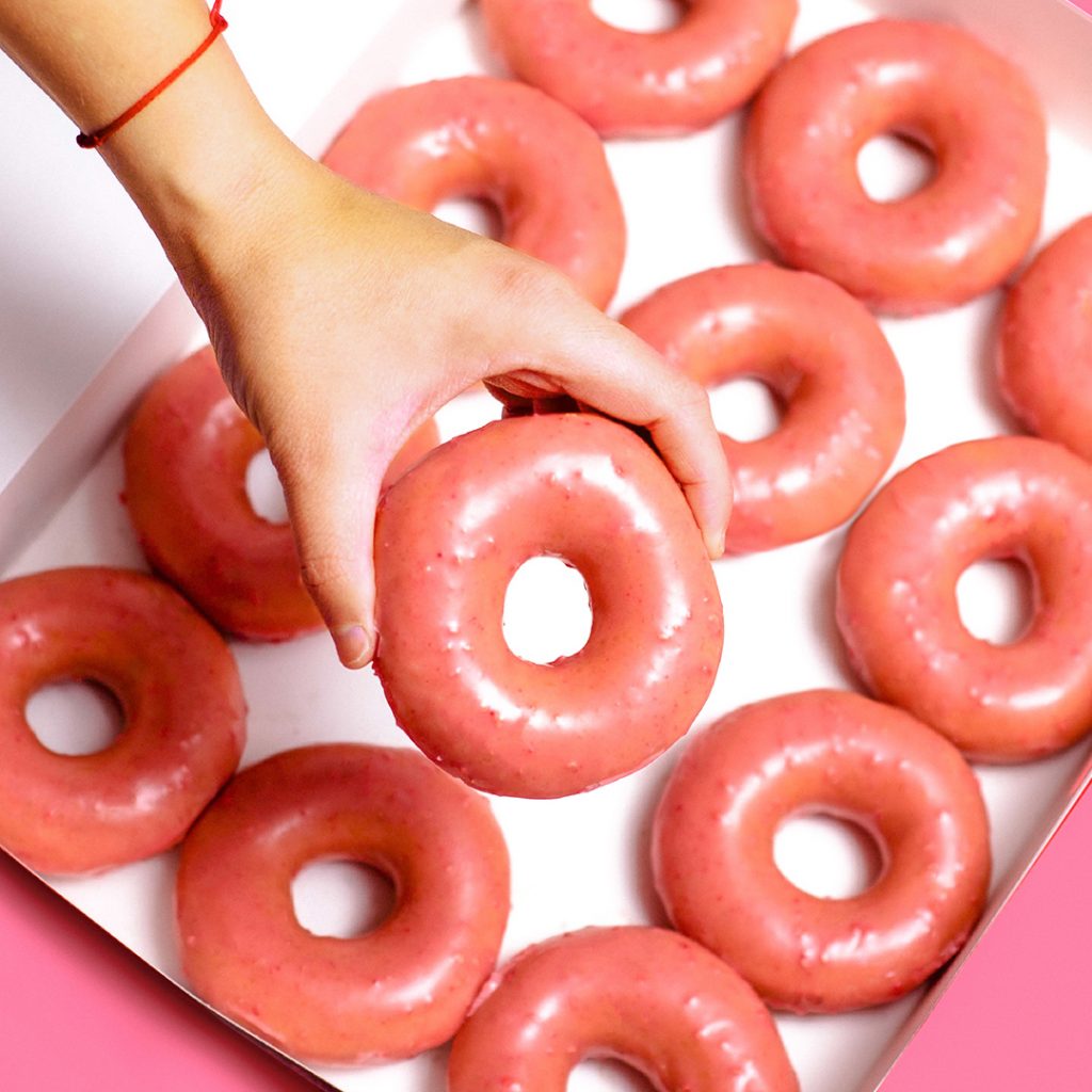 La nueva Glaseada Original® sabor fresa llegó a despertar tu antojo – Krispy Kreme